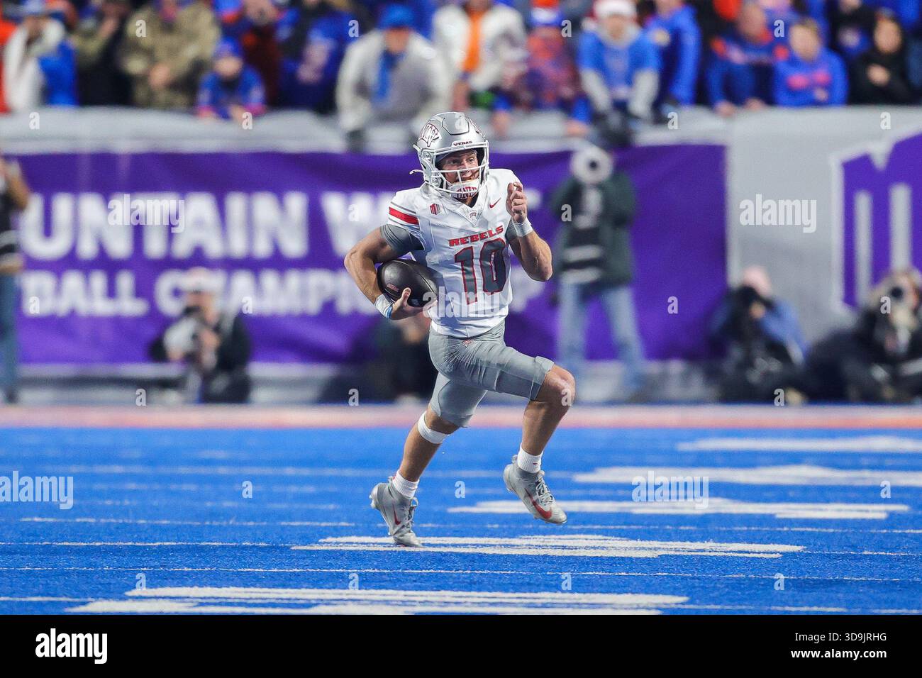 UNLV quarterback Anthony Colandrea (10) scramble with the ball against ...