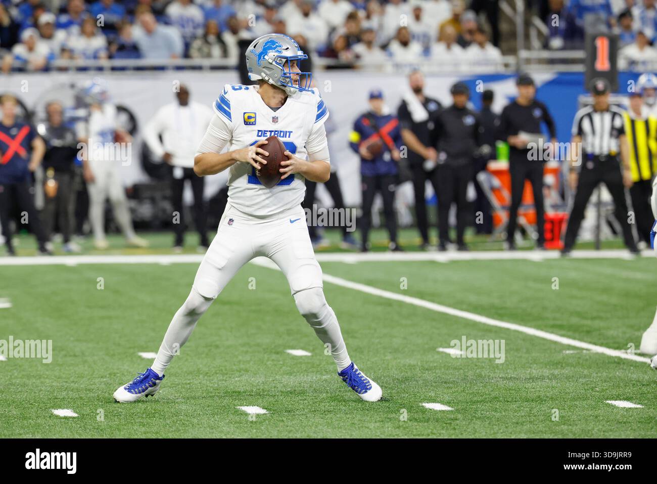 Detroit Lions quarterback Jared Goff (16) passes against the Dallas ...