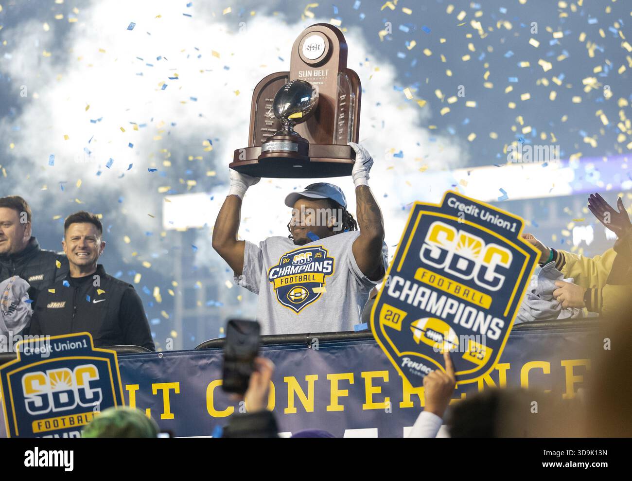 James Madison running back Wayne Knight, center, holds up the Sun Belt ...