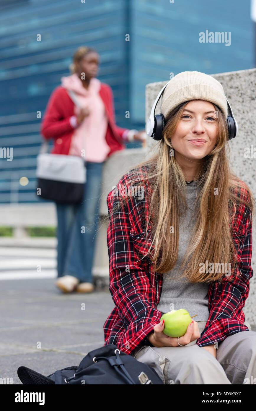 Diverse commuters walking past hi-res stock photography and images - Alamy
