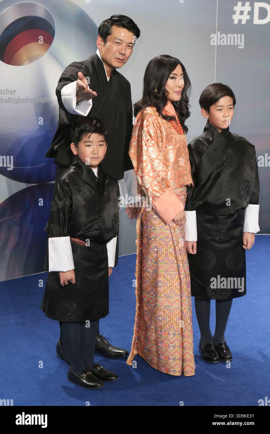 Jigme Khesar Namgyel Wangchuck and Jetsun Pema with family at the award ...