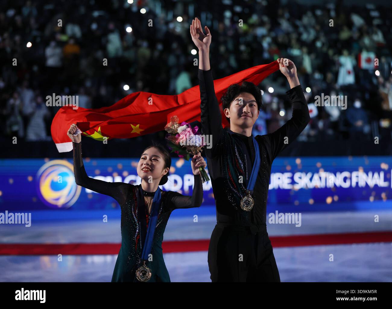 Rui GUO and Yiwen ZHANG of China, gold, waves during an award ceremony ...