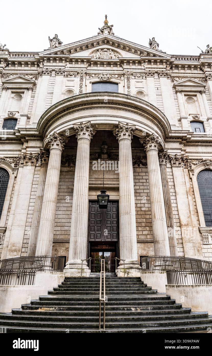 Colonnade and side view of St Paul's Cathedral, where the entrance for ...