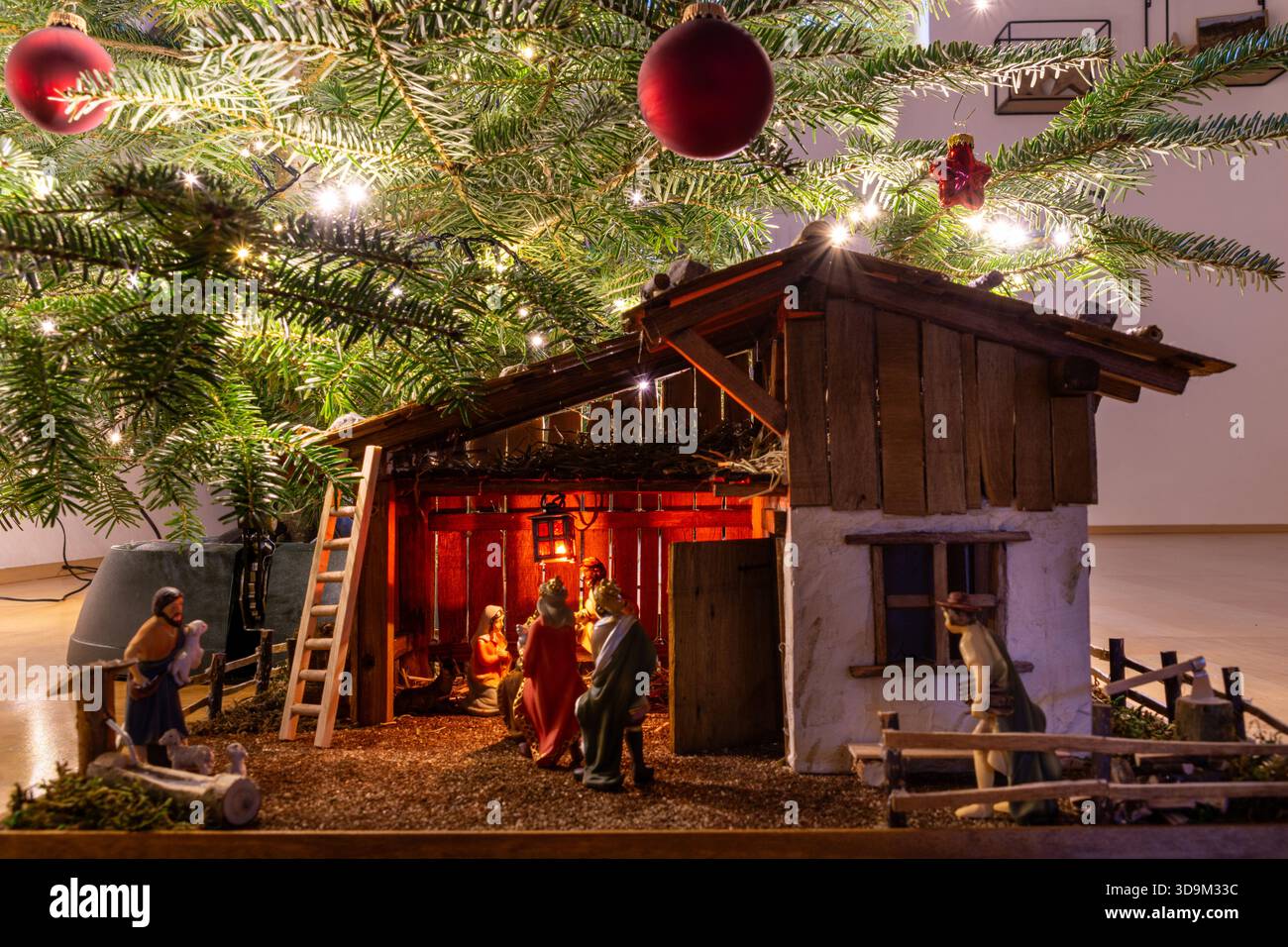 Handmade wooden nativity scene hi-res stock photography and images - Alamy