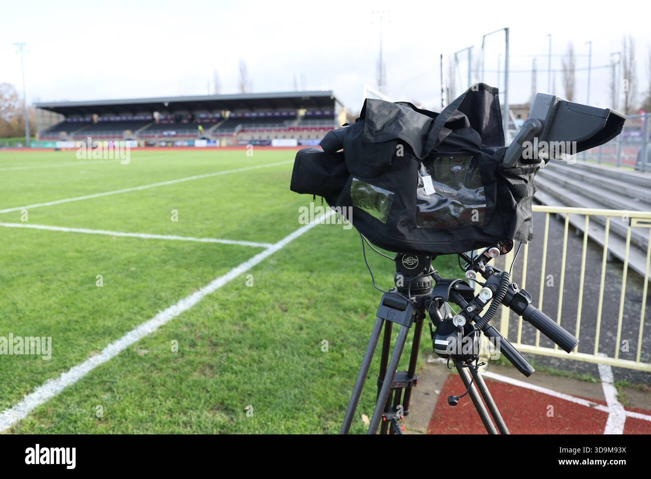 Emirates fa cup tv hi-res stock photography and images - Alamy