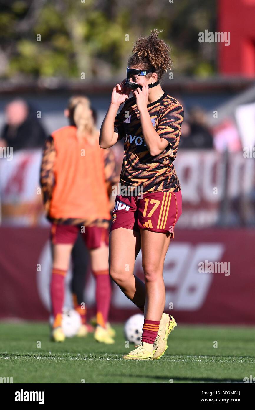 Alayah Pilgrim of A.S. Roma Femminile warm up prior the match of the ...