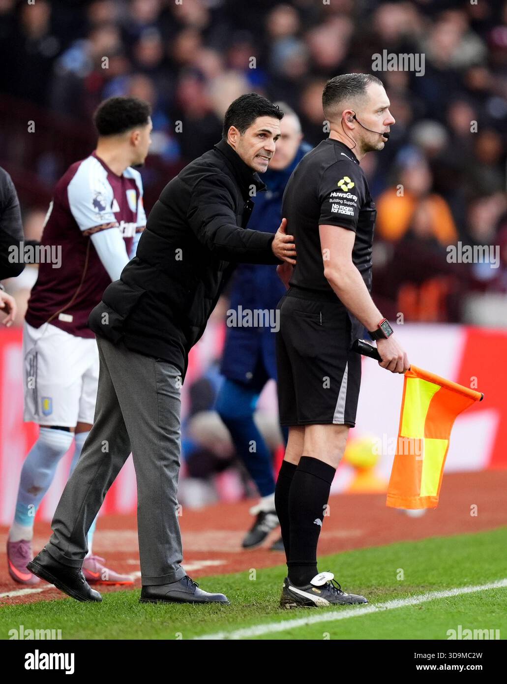 Arsenal manager Mikel Arteta speaks with the assistant referee during ...