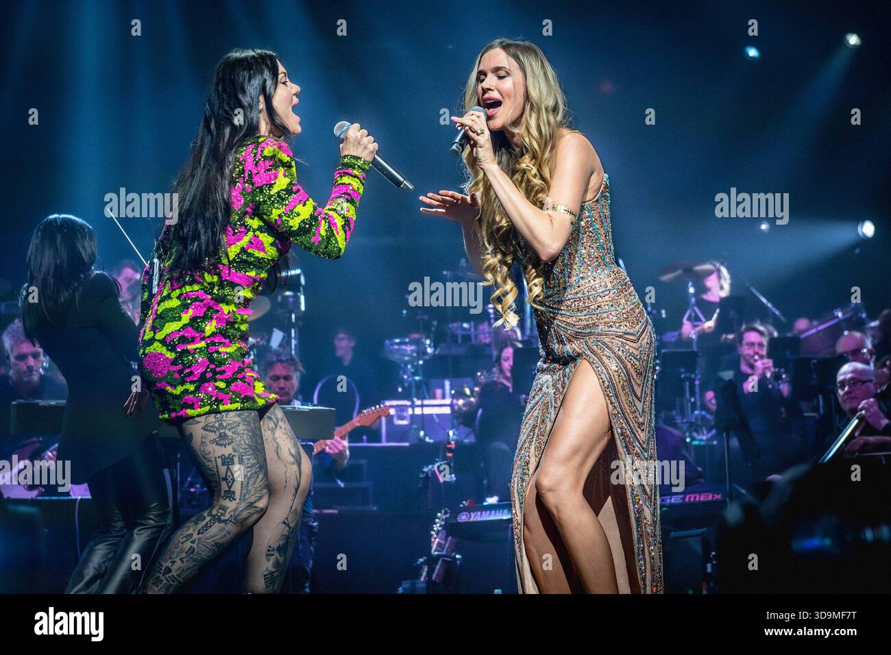 02.12.2025, Vanessa Amorosi links, Joss Stone rechts. Im ...