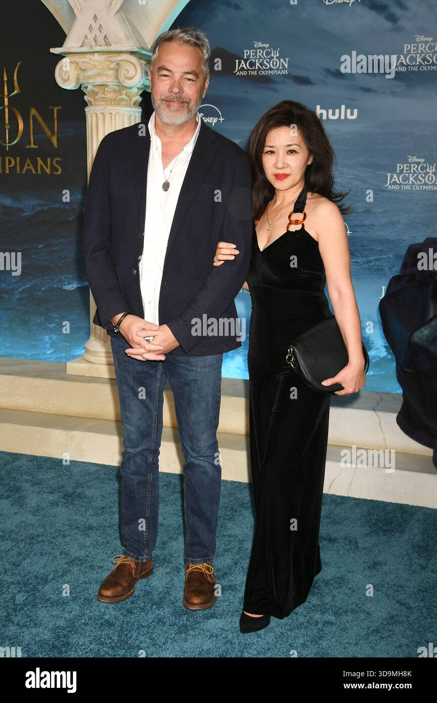 Jim Rowe und Ji Kwon bei der Weltpremiere der 2. Staffel der Disney+ ...