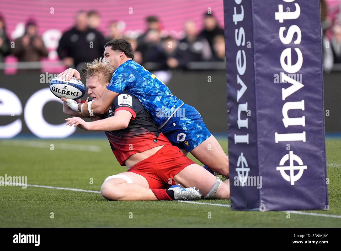 Saracens' Hugh Tizard scores his side's sixth try of the game during ...