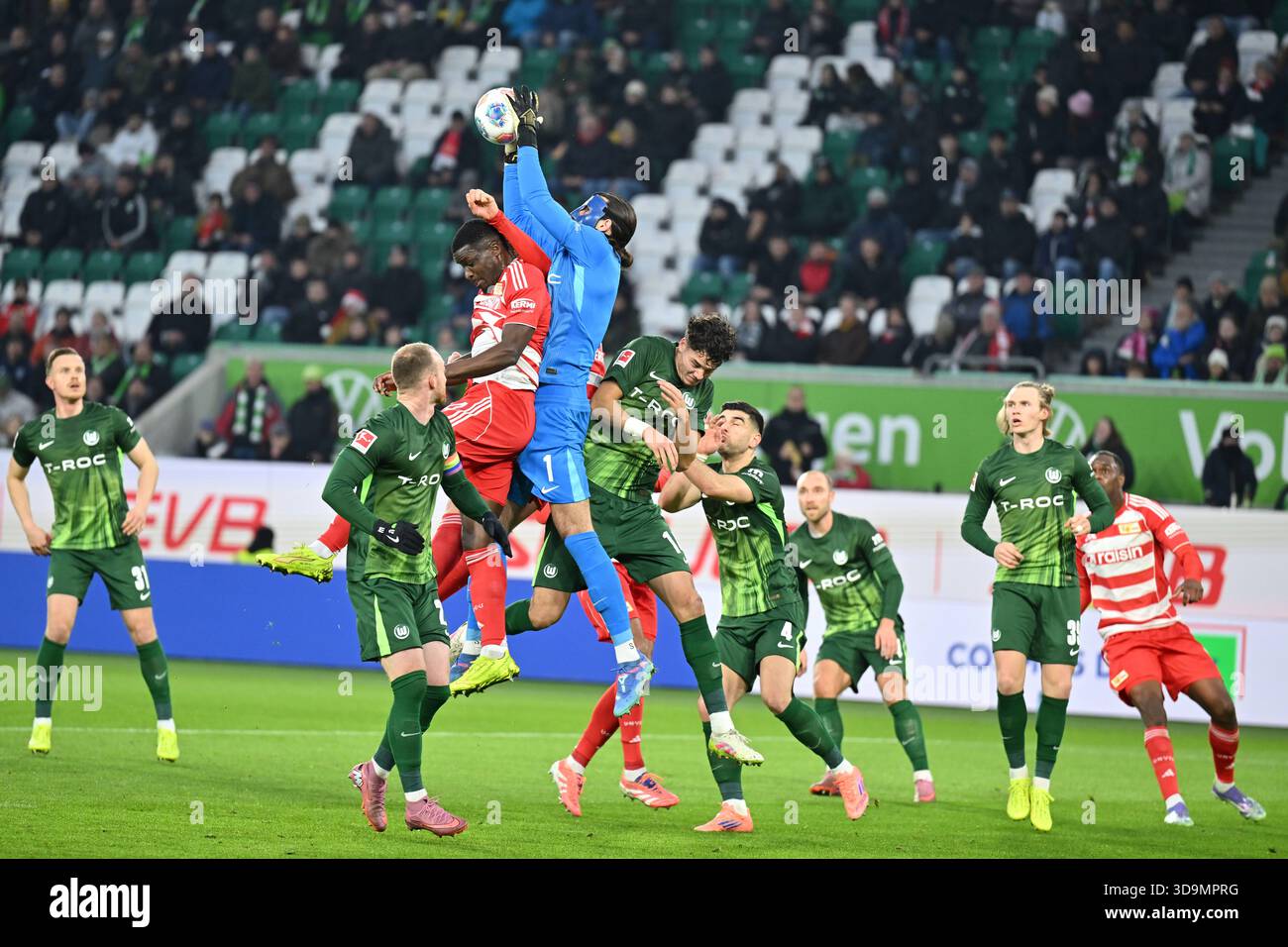 06 December 2025, Lower Saxony, Wolfsburg: Soccer: Bundesliga, VfL ...
