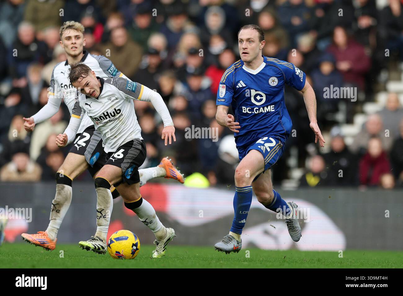 Leicester City's Oliver Skipp (right) and Derby County's Liam Thompson ...