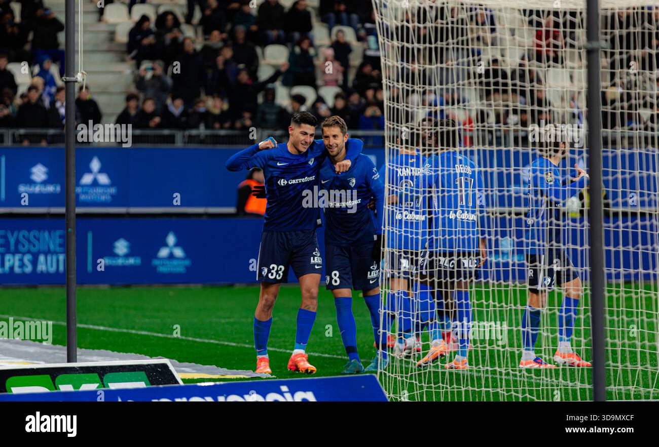 Efe Sarikaya (33 Grenoble) and Jessy Benet (8 Grenoble) in action ...