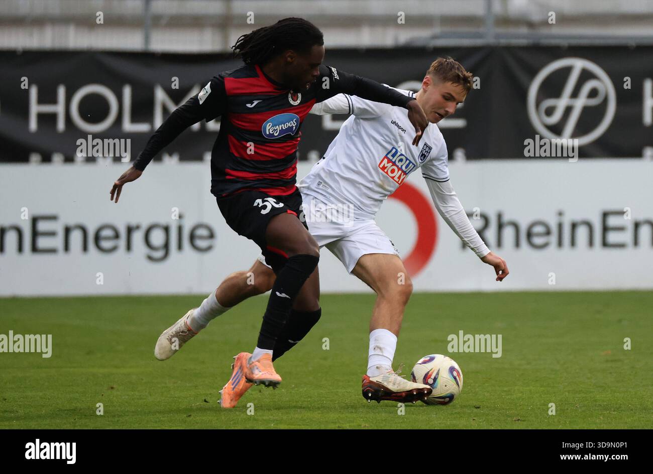 v.l. Yannick Tonye (Viktoria Koeln #30), Max Scholze (SSV 1846 Ulm #28 ...