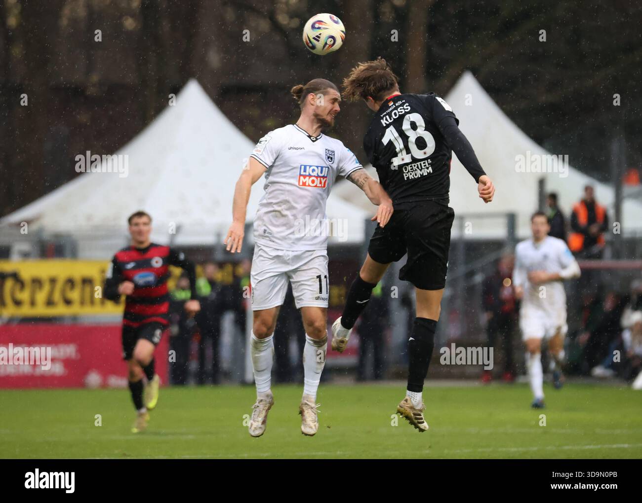 v.l. Dennis Chessa (SSV 1846 Ulm #11), Tim Kloss (Viktoria Koeln #18 ...
