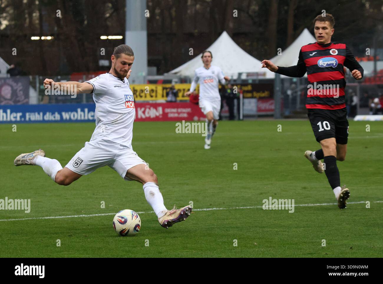 v.l. Dennis Chessa (SSV 1846 Ulm #11), David Otto (Viktoria Koeln #10 ...