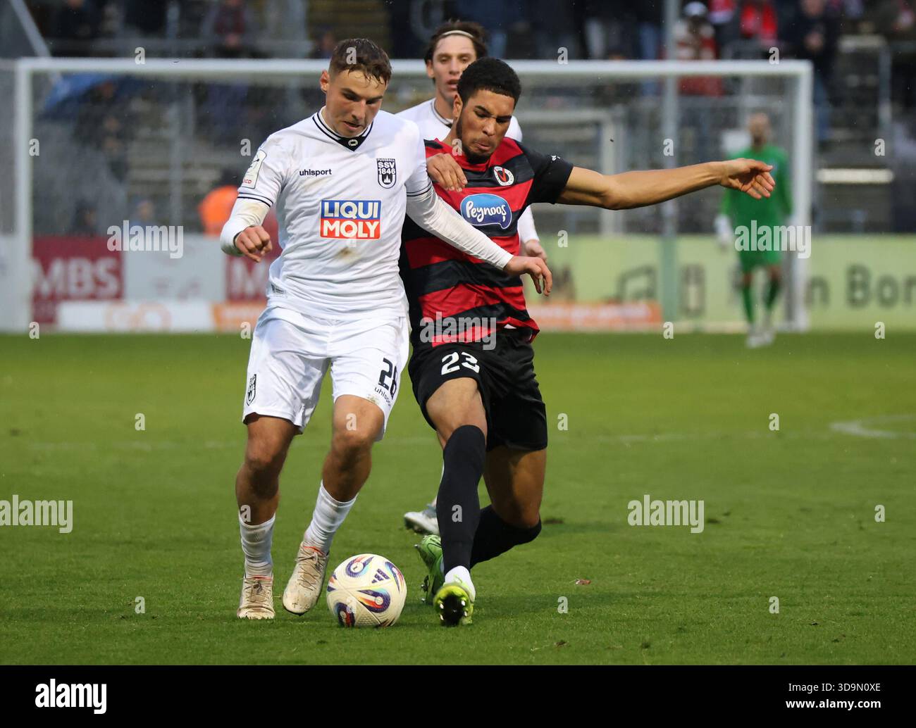 v.l. Max Scholze (SSV 1846 Ulm #28), Benjamin Zank (Viktoria Koeln #23 ...