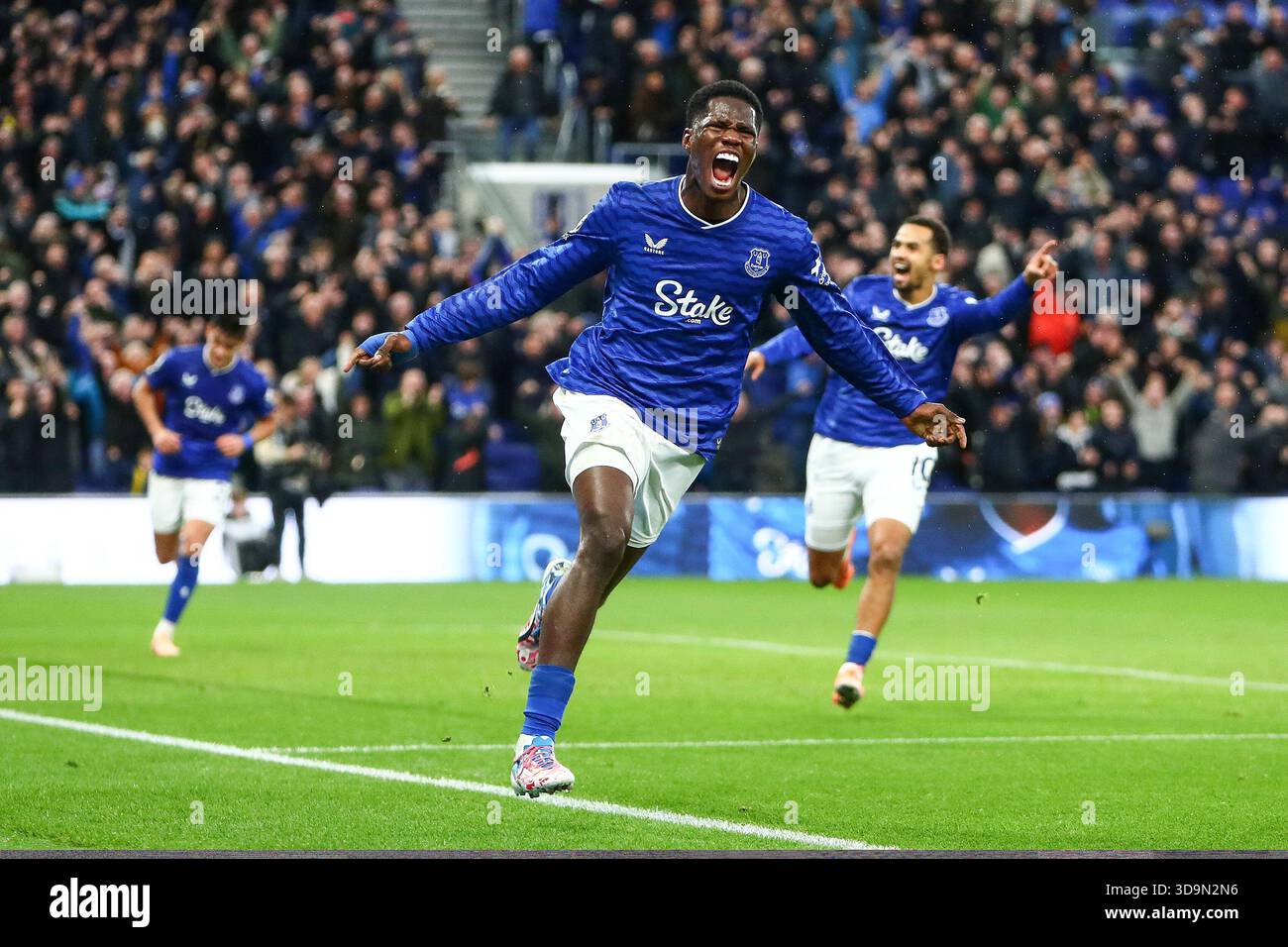 Thierno Barry of Everton scores a GOAL 2-0 and celebrates during the ...