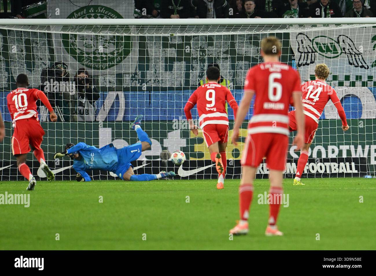 06 December 2025, Lower Saxony, Wolfsburg: Soccer: Bundesliga, VfL ...