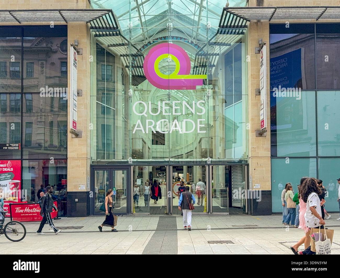 Entrance queens arcade shopping centre smartphone stock photos and ...
