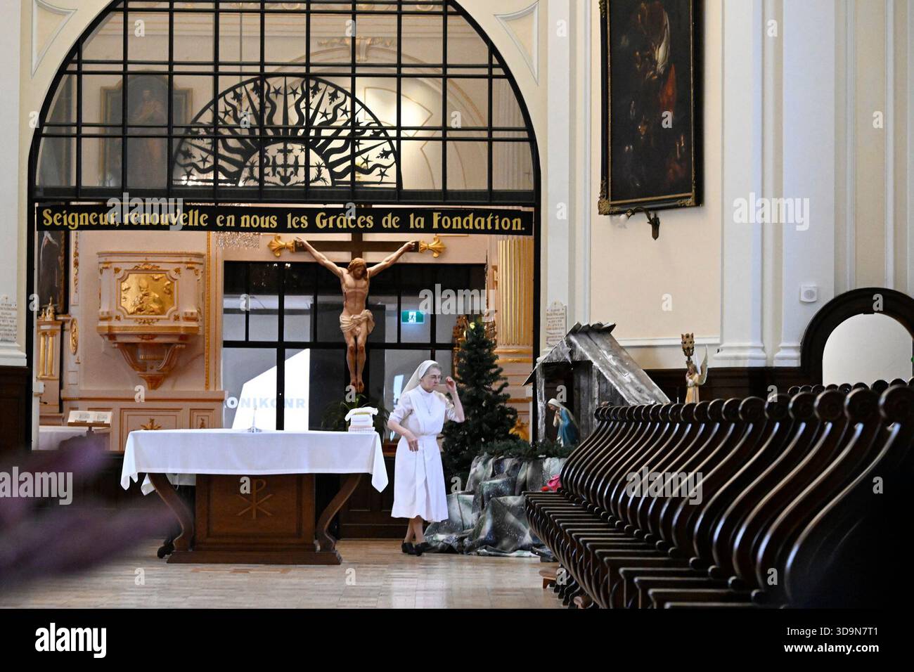 Soeur Carmelle Bisson prepare la creche de Noel dans la chapelle lors d ...