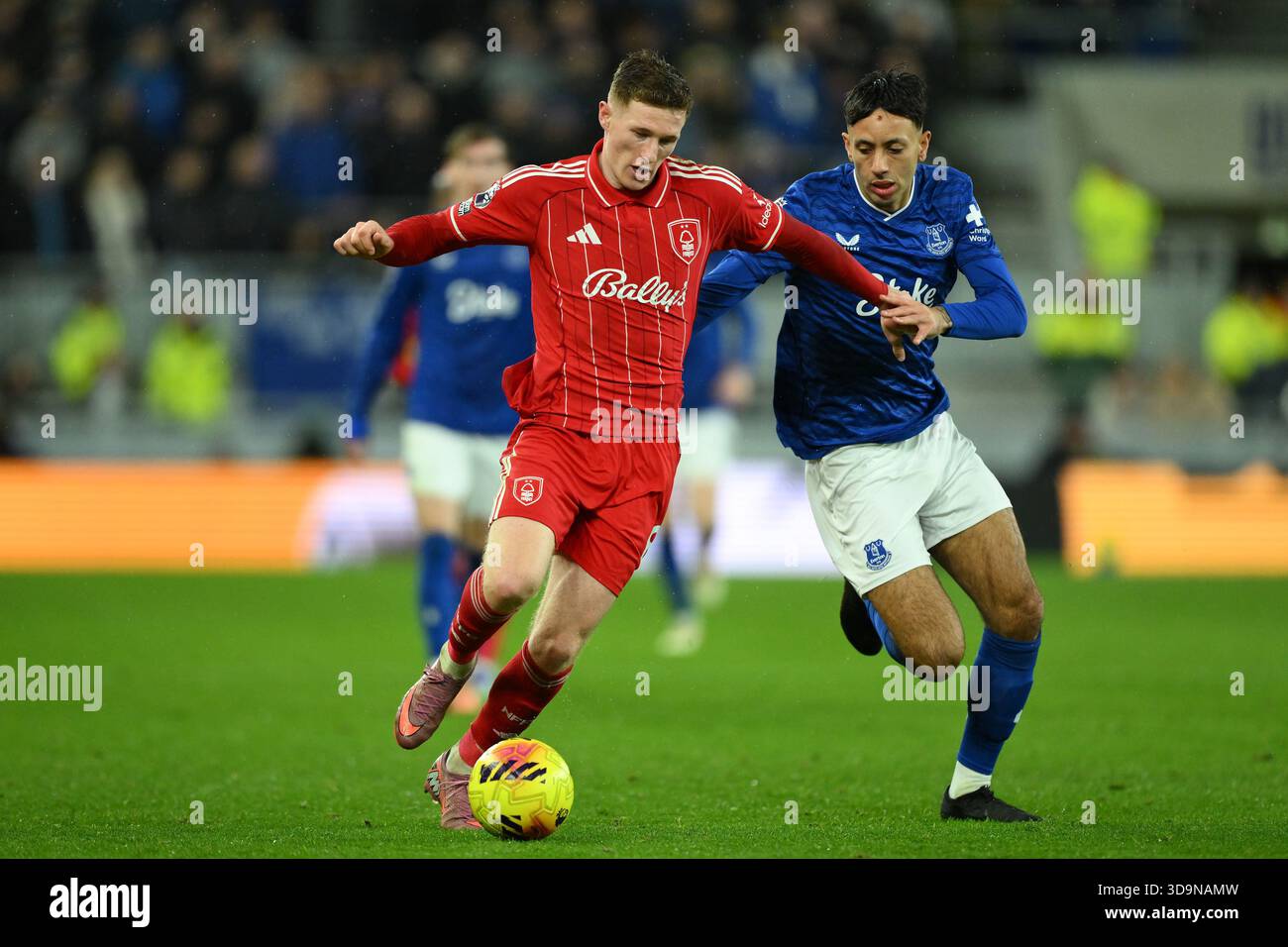 Elliot Anderson of Nottingham Forest under pressure from Dwight McNeil ...