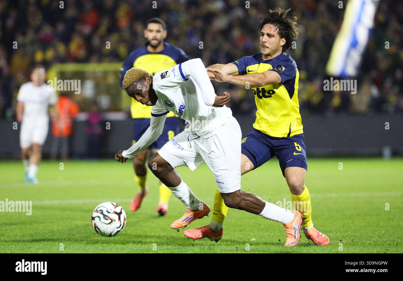 Gent's Hyllarion Goore and Union's Kevin Mac Allister fight for the ...