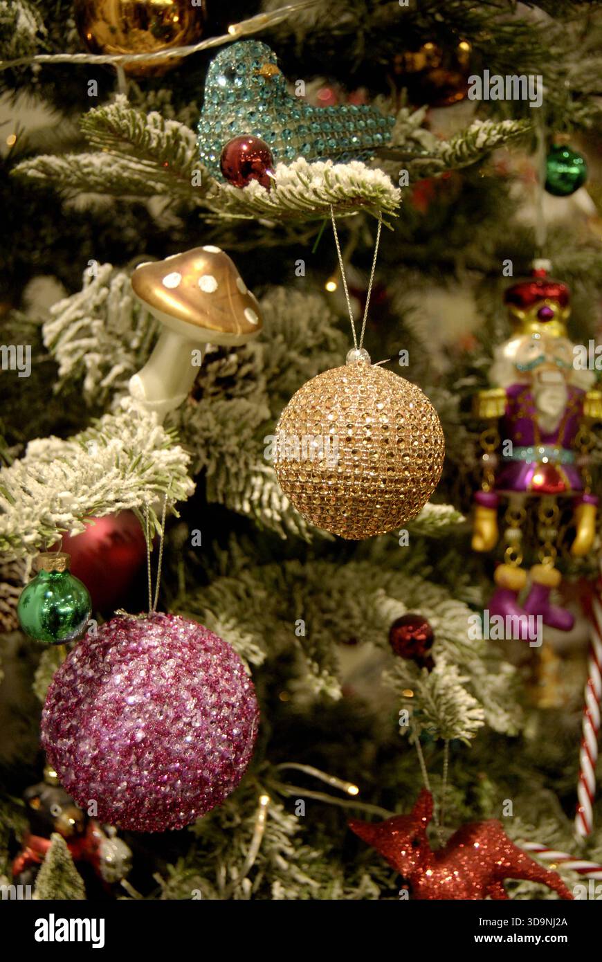COPENHAGEN/DENMARK Christmas shoppers at Christmas decoration store ...