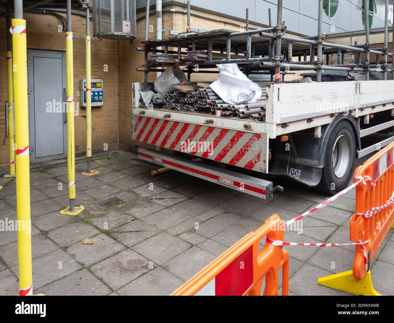 Scaffolding roof maintenance works hi-res stock photography and images ...