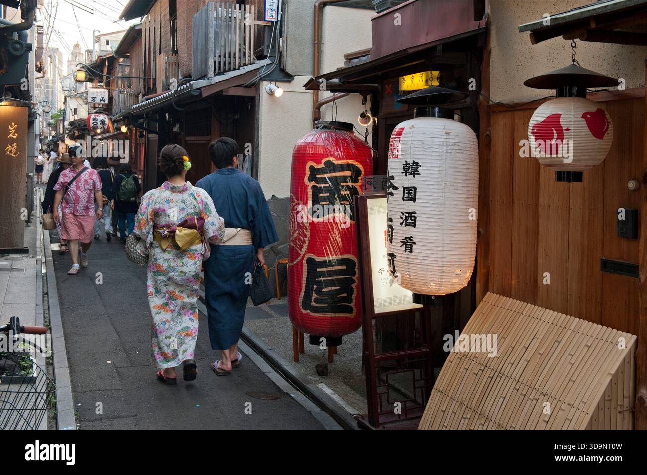 Pontocho (先斗町) lane, a narrow backstreet hidden alley lined with ...