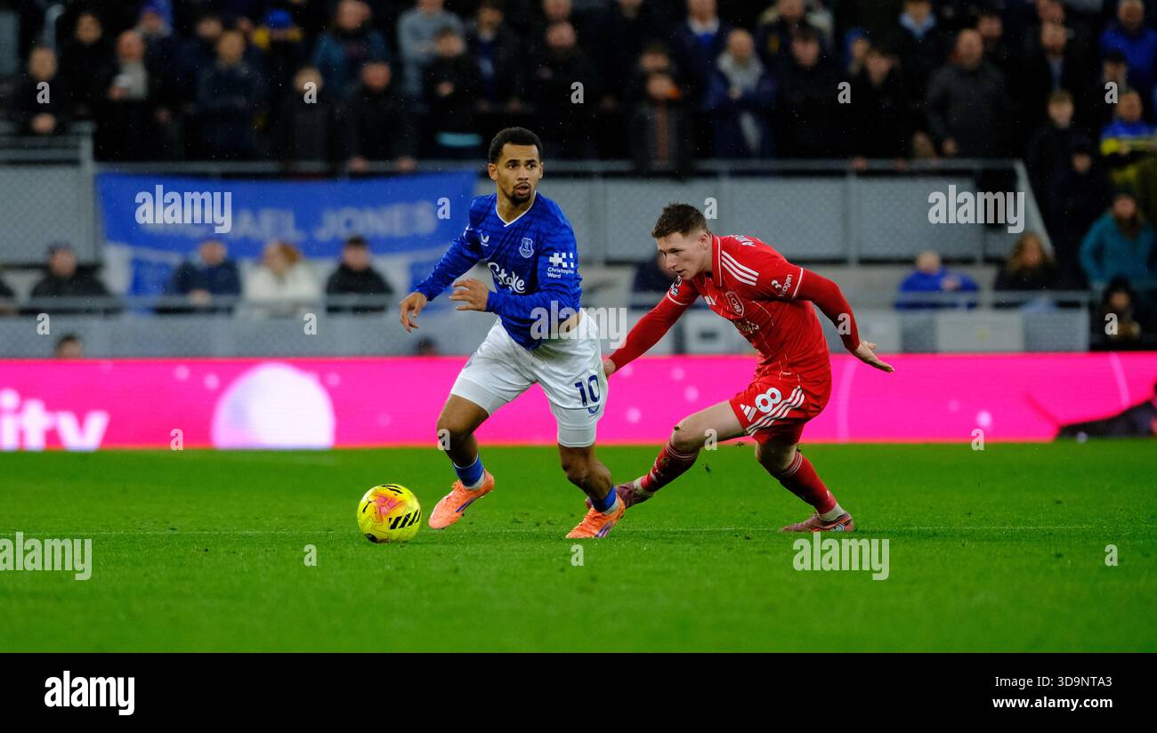 Iiiman Ndiaye of Everton under pressure from Elliot Anderson of ...