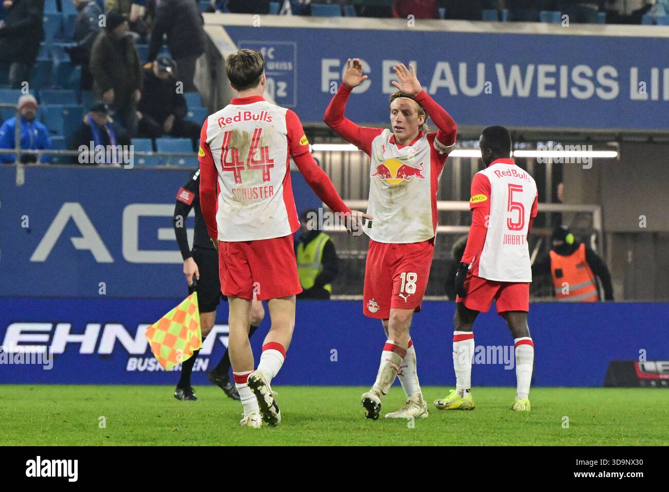 ABD0100 20251206 - LINZ - ÖSTERREICH: v.l. Jannick Schuster (FC Red Bull Salzburg), Mads ...