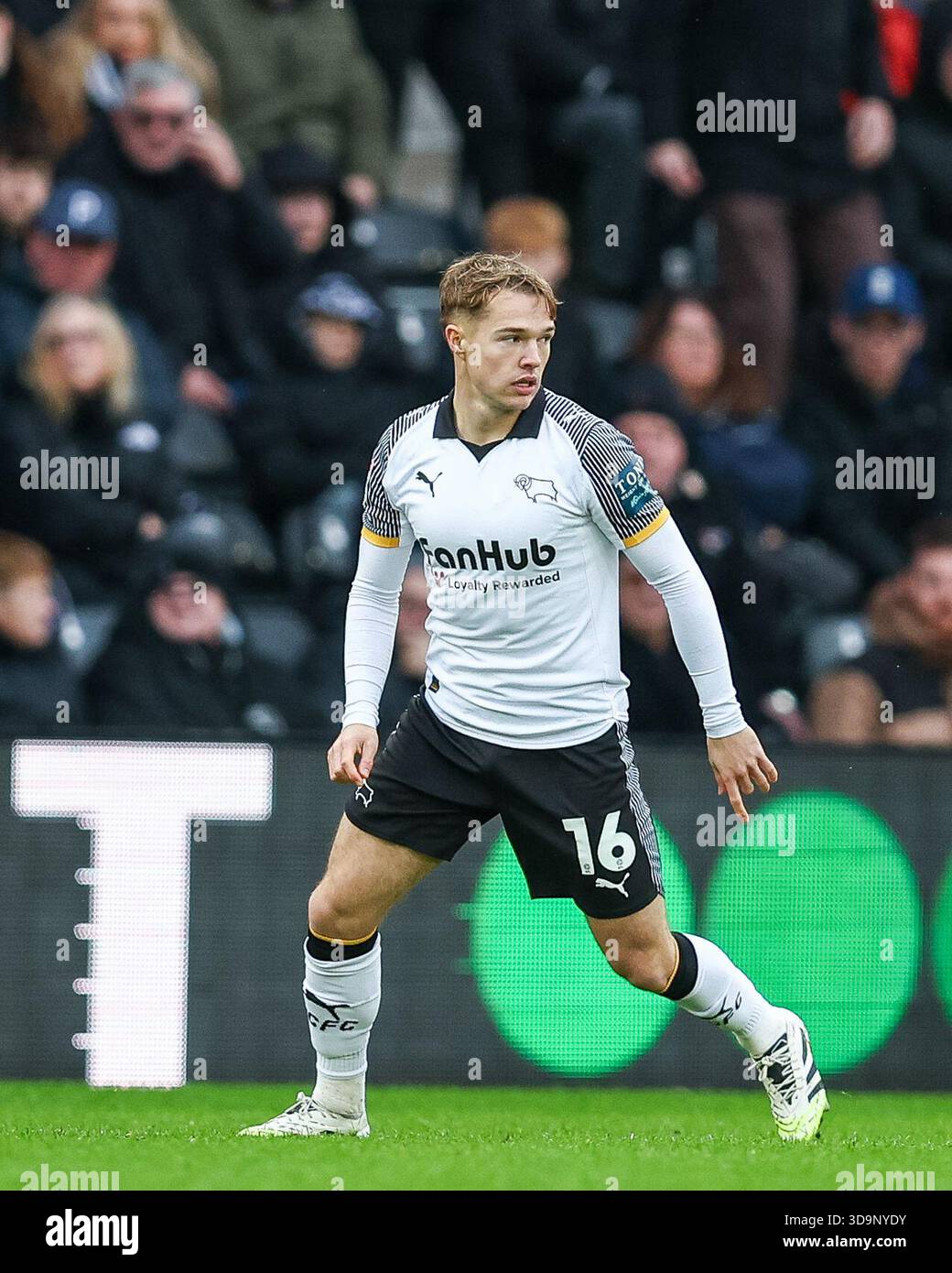 16, Liam Thompson of Derby County looks around as he moves during the ...