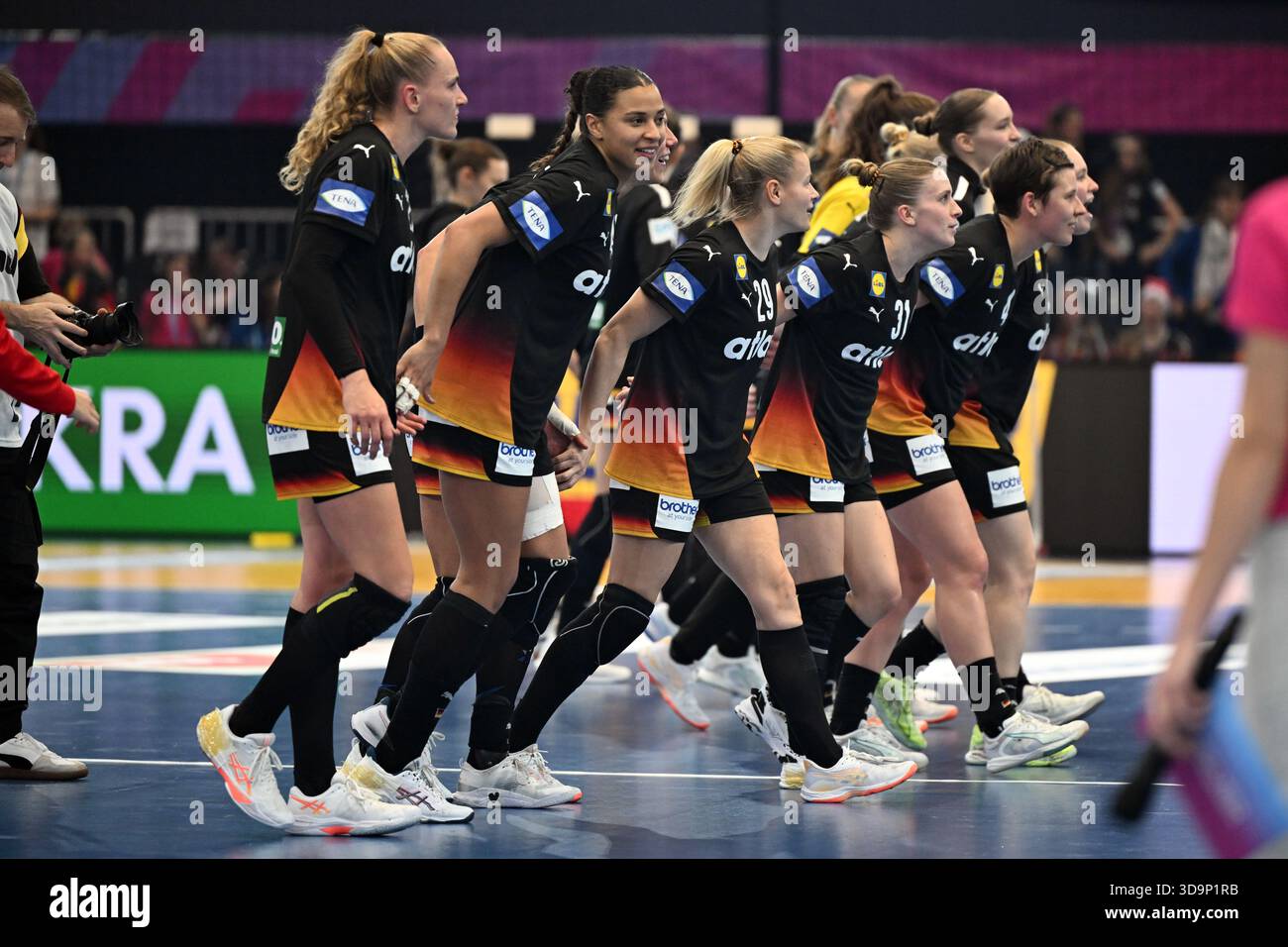 06 December 2025, North Rhine-Westphalia, Dortmund: Handball, Women ...