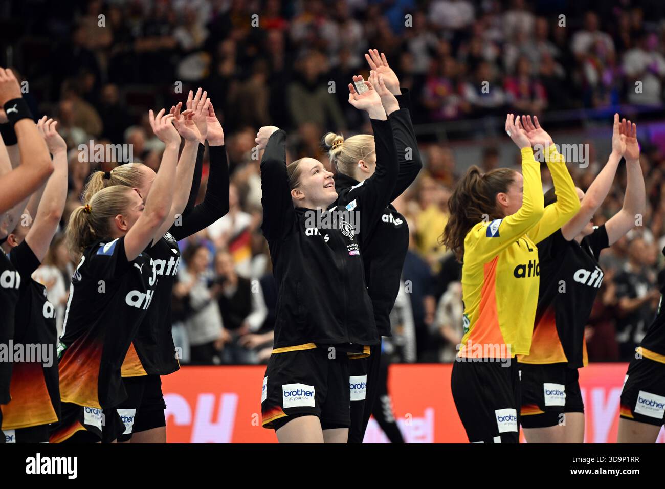06 December 2025, North Rhine-Westphalia, Dortmund: Handball, Women ...