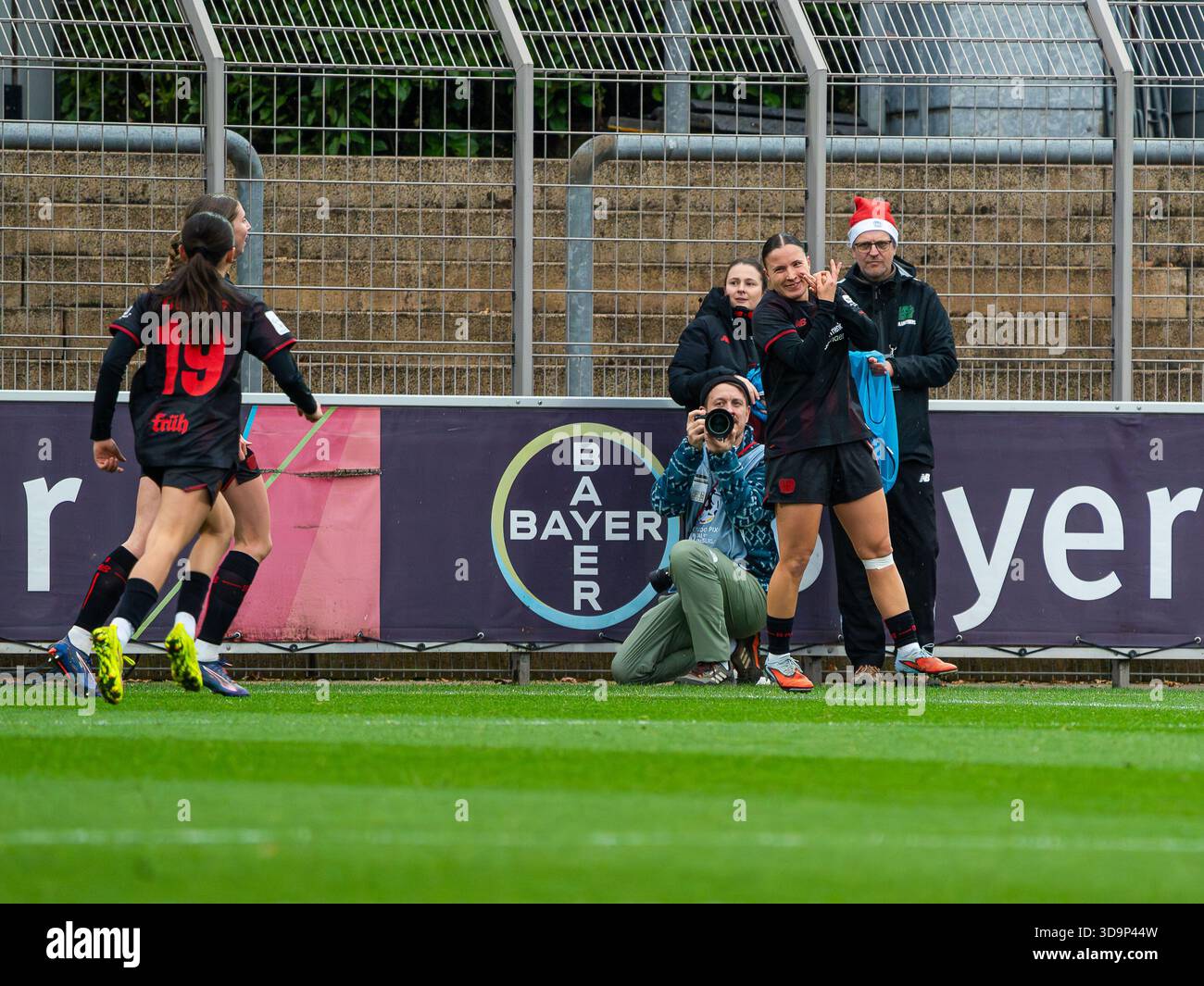Estrella Merino (Bayer 04 Leverkusen, 10) celebrates Loreen Bender ...