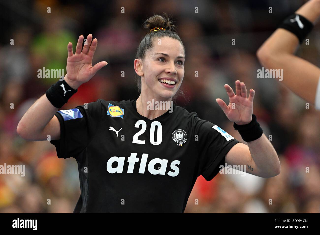 06 December 2025, North Rhine-Westphalia, Dortmund: Handball, Women ...