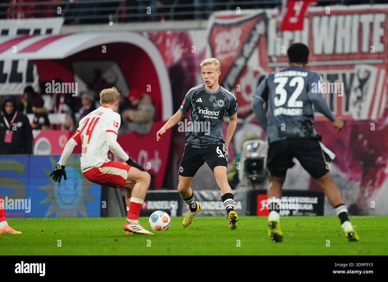December 06 2025: Oscar Hoejlund of Eintracht Frankfurt controls the ...