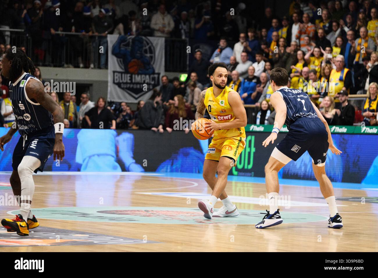 Marcus Graves (Phoenix Hagen, #0, Guard) during playmaking. Front Lars ...