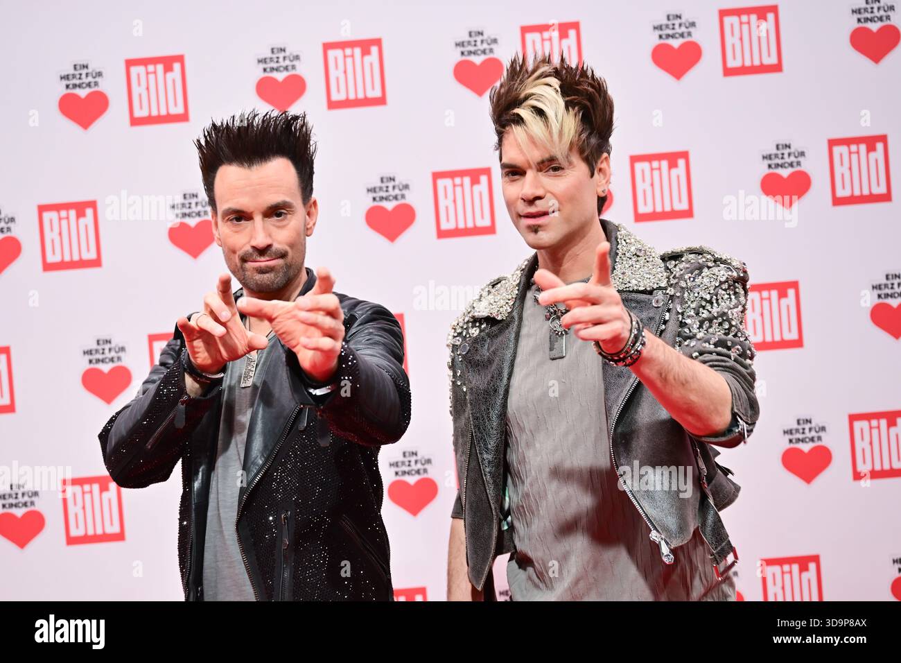 06 December 2025, Berlin: Andreas (l) and Chris Ehrlich, magicians ...