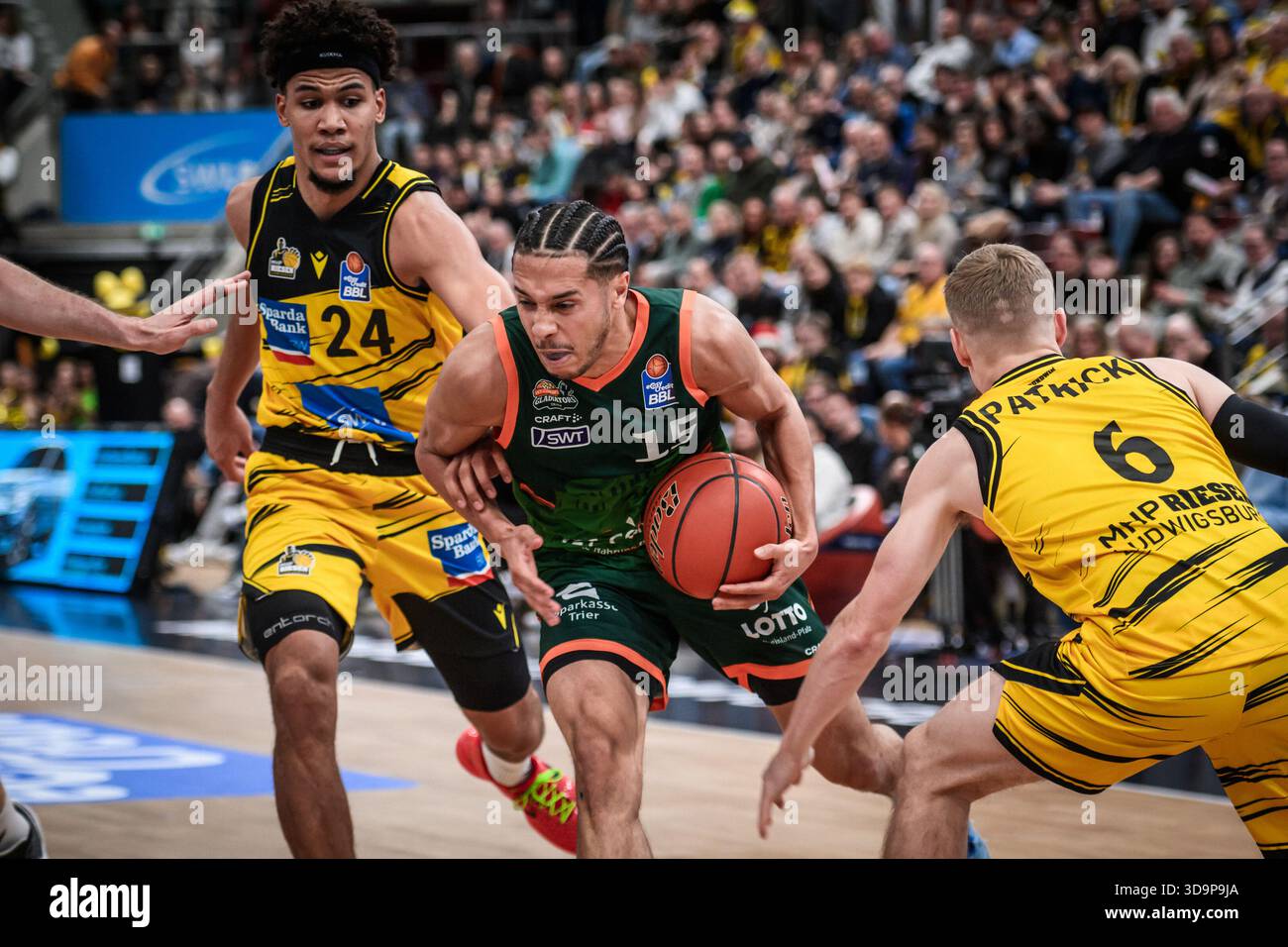 Jordan Roland (VET-CONCEPT Gladiators Trier, #15) between Brandon ...