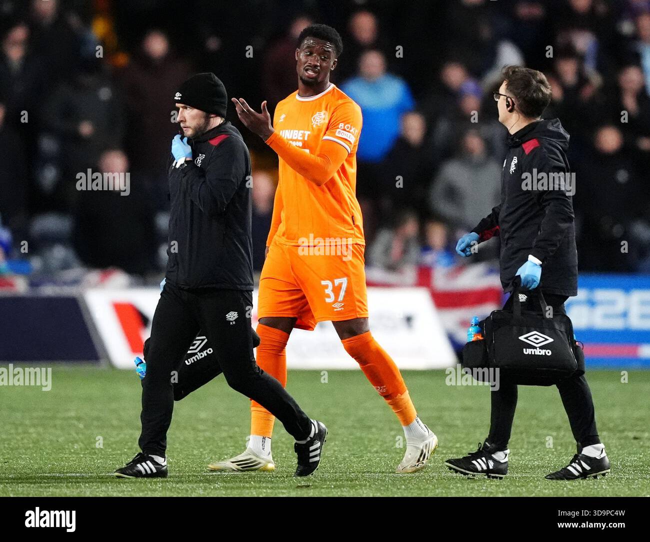 Rangers' Emmanuel Fernandez (centre) leaves the pitch with medical ...