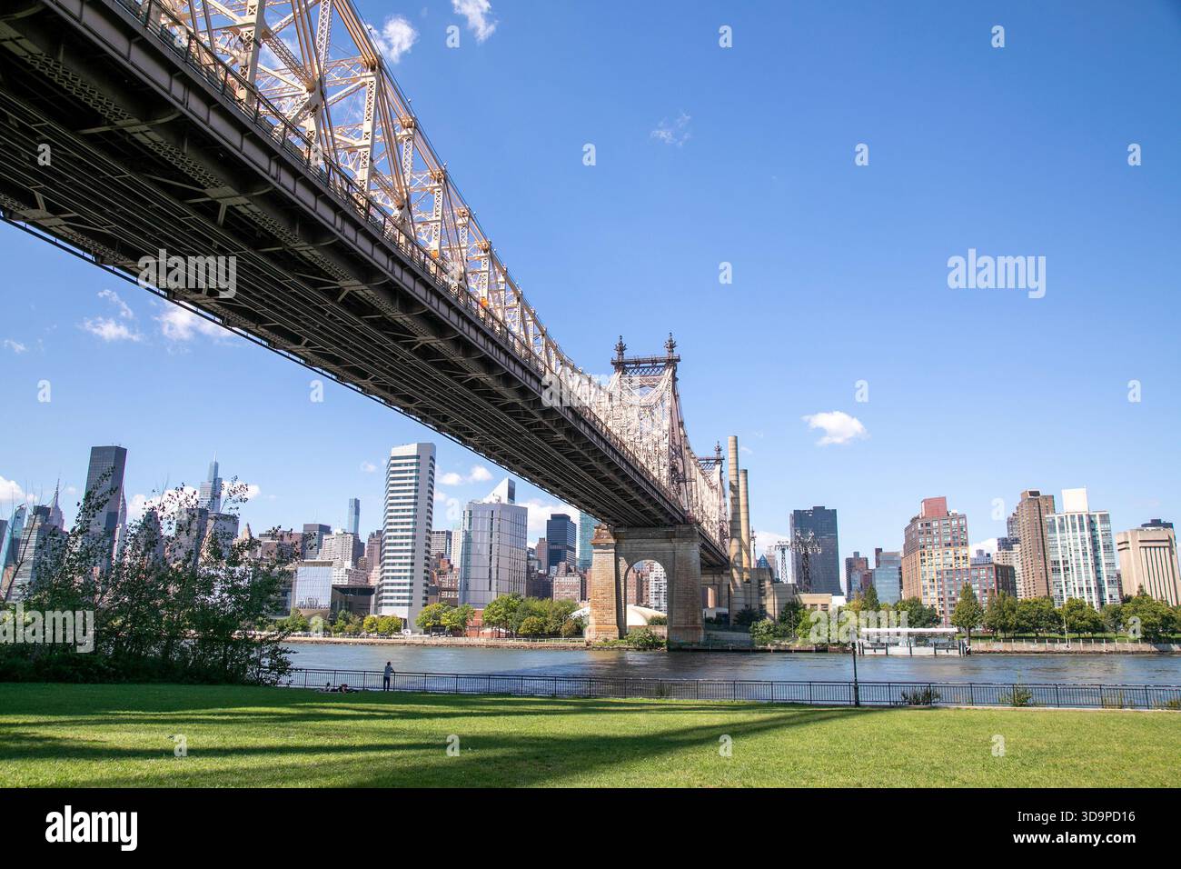 Queensboro bridge and view of Midtown Manhattan and Roosevelt Island ...