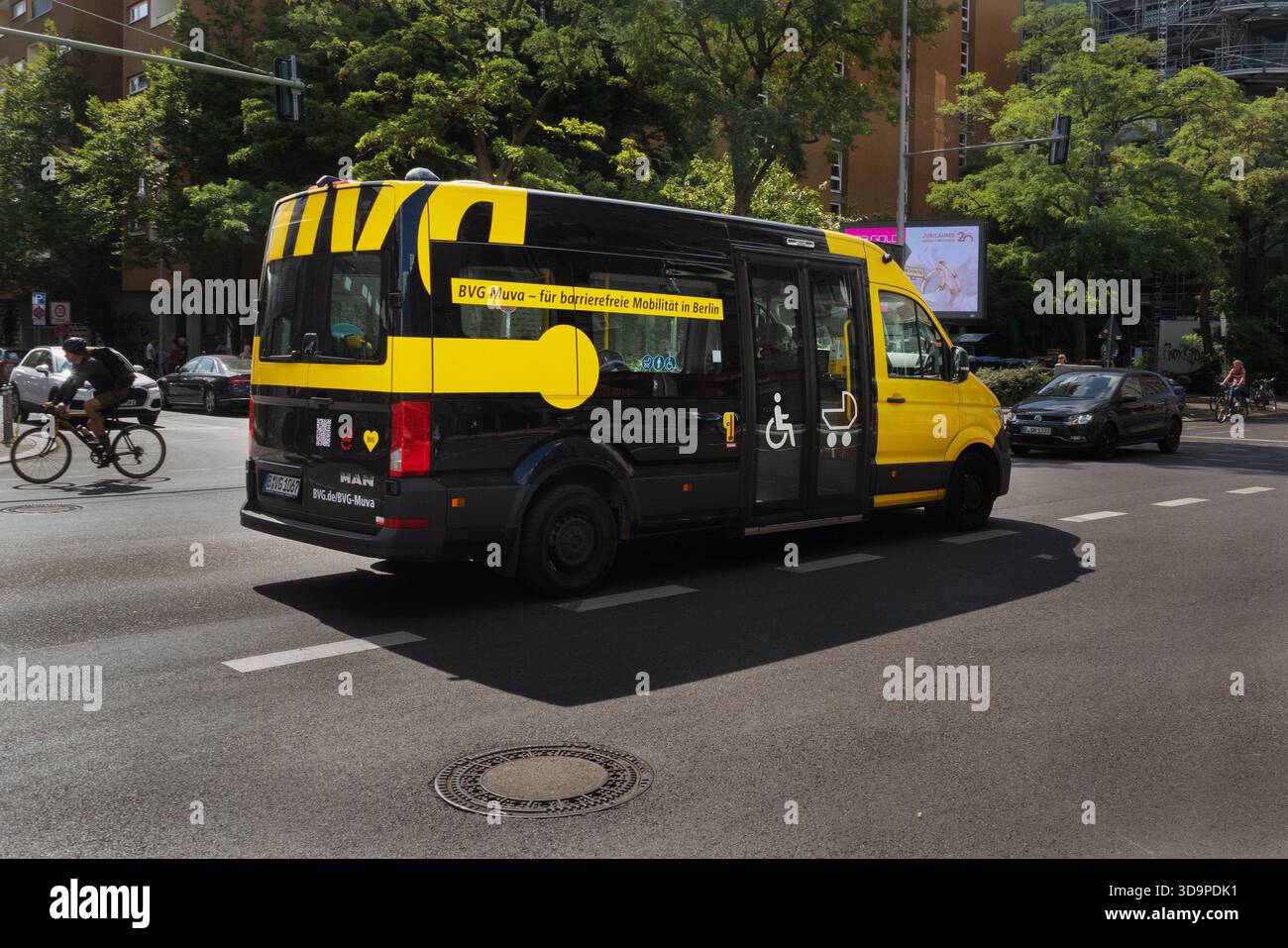 20 August 2025, Berlin: 20.08.2025, Berlin. A BVG muva crosses a street ...