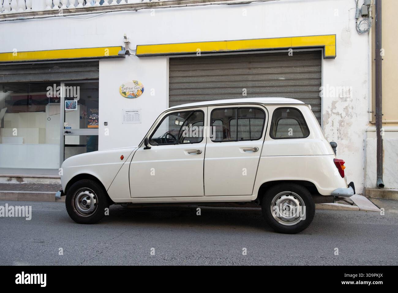 Ein alter Renault 4 in den engen Gassen von Ortona am 16. November 2025 ...