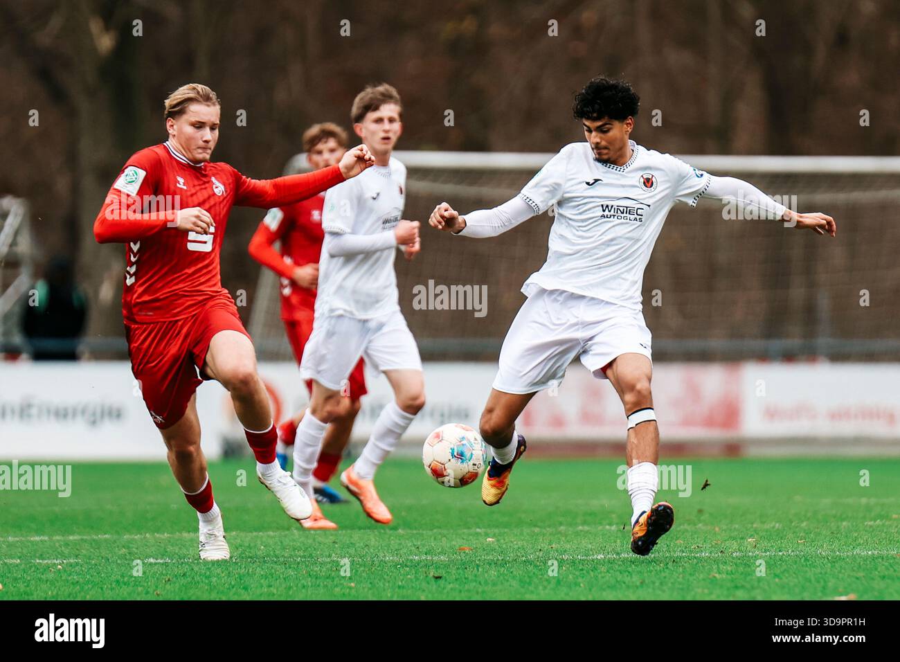 Fynn Schenten (1.FC Cologne, #9) in a duel with Enrique Pato Rivas (FC ...