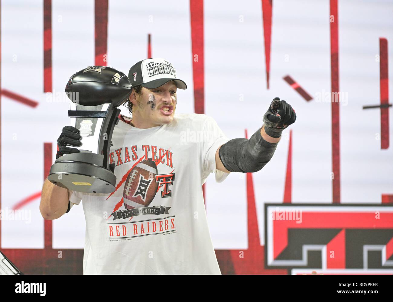 December 06, 2025 Texas Tech Red Raiders linebacker John Curry (6) wins ...