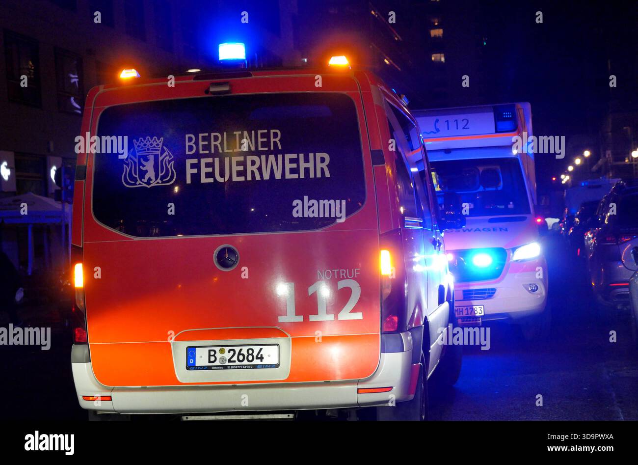 06.12.2025, Berlin - Deutschland. Feuerwehr und Notarzt im Einsatz ...