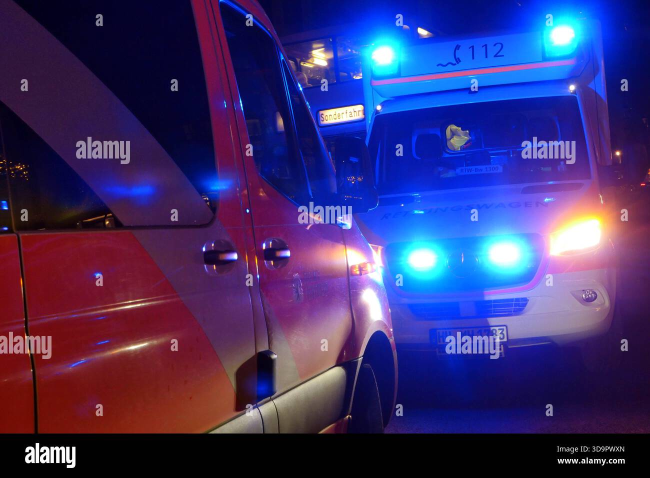 06.12.2025, Berlin - Deutschland. Feuerwehr und Notarzt im Einsatz ...