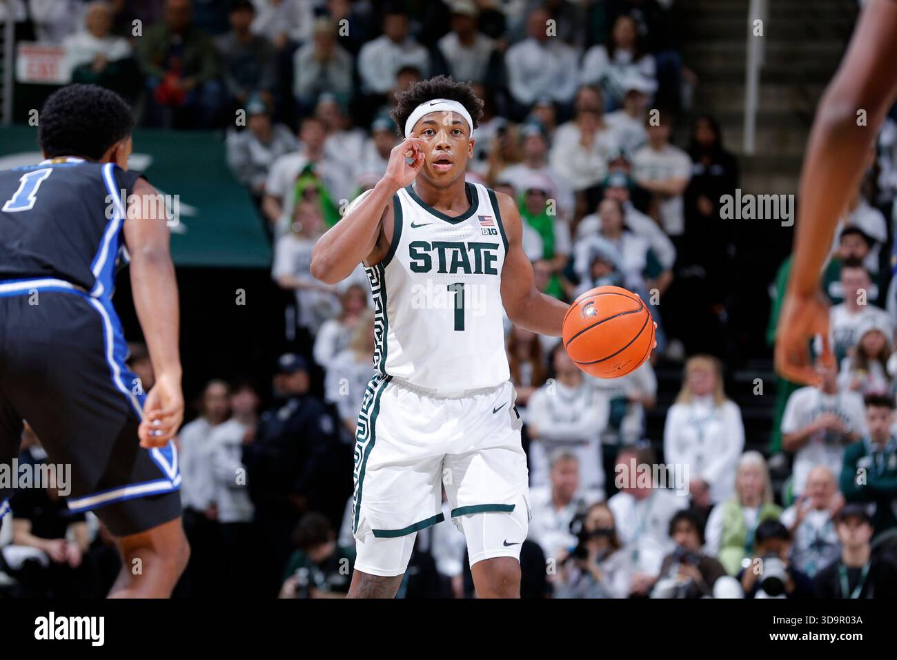Michigan State guard Jeremy Fears Jr. (1) runs the point during an NCAA ...